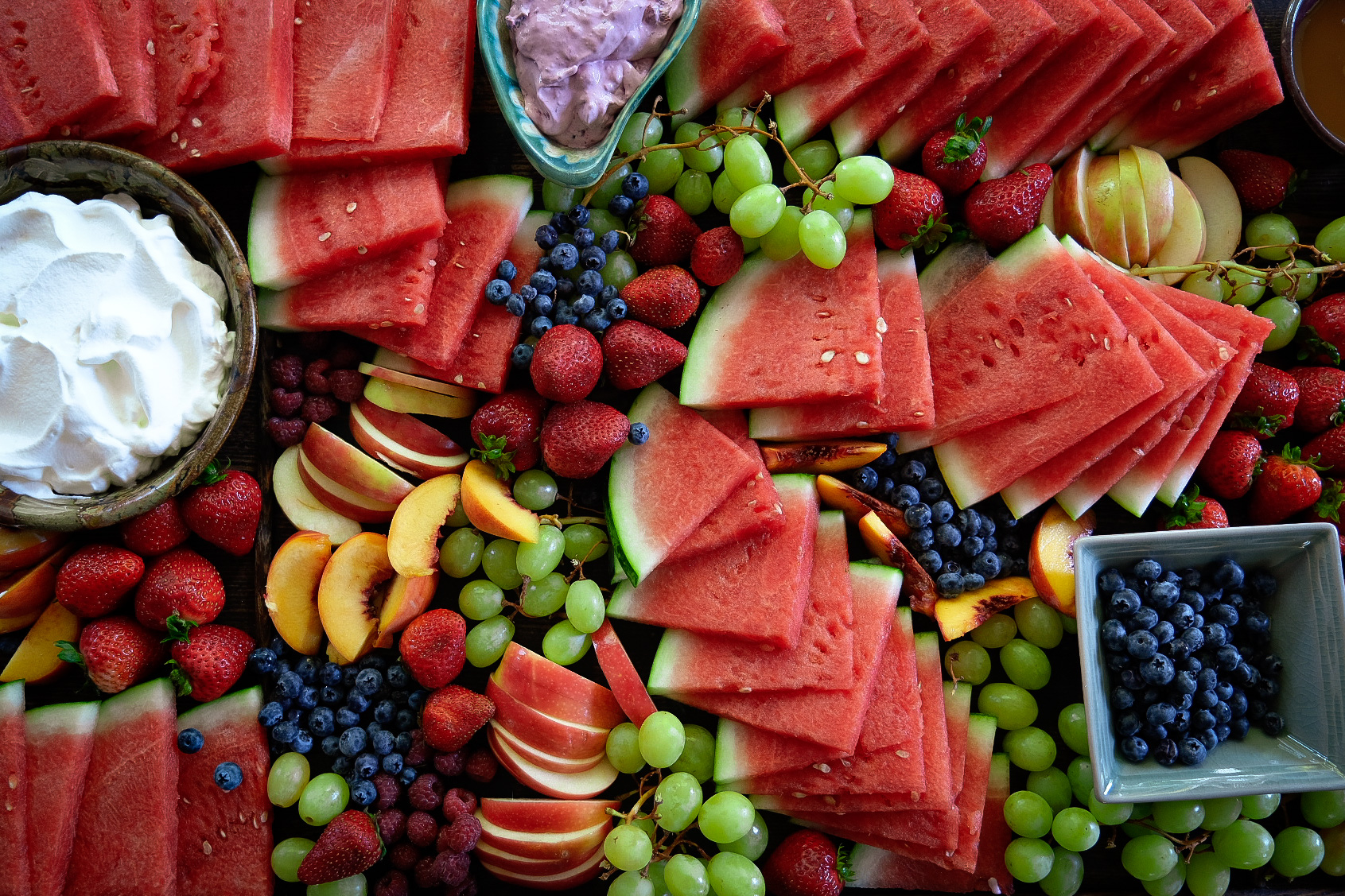 How to Create the Perfect Fresh Fruit Charcuterie Board - Amazing ...