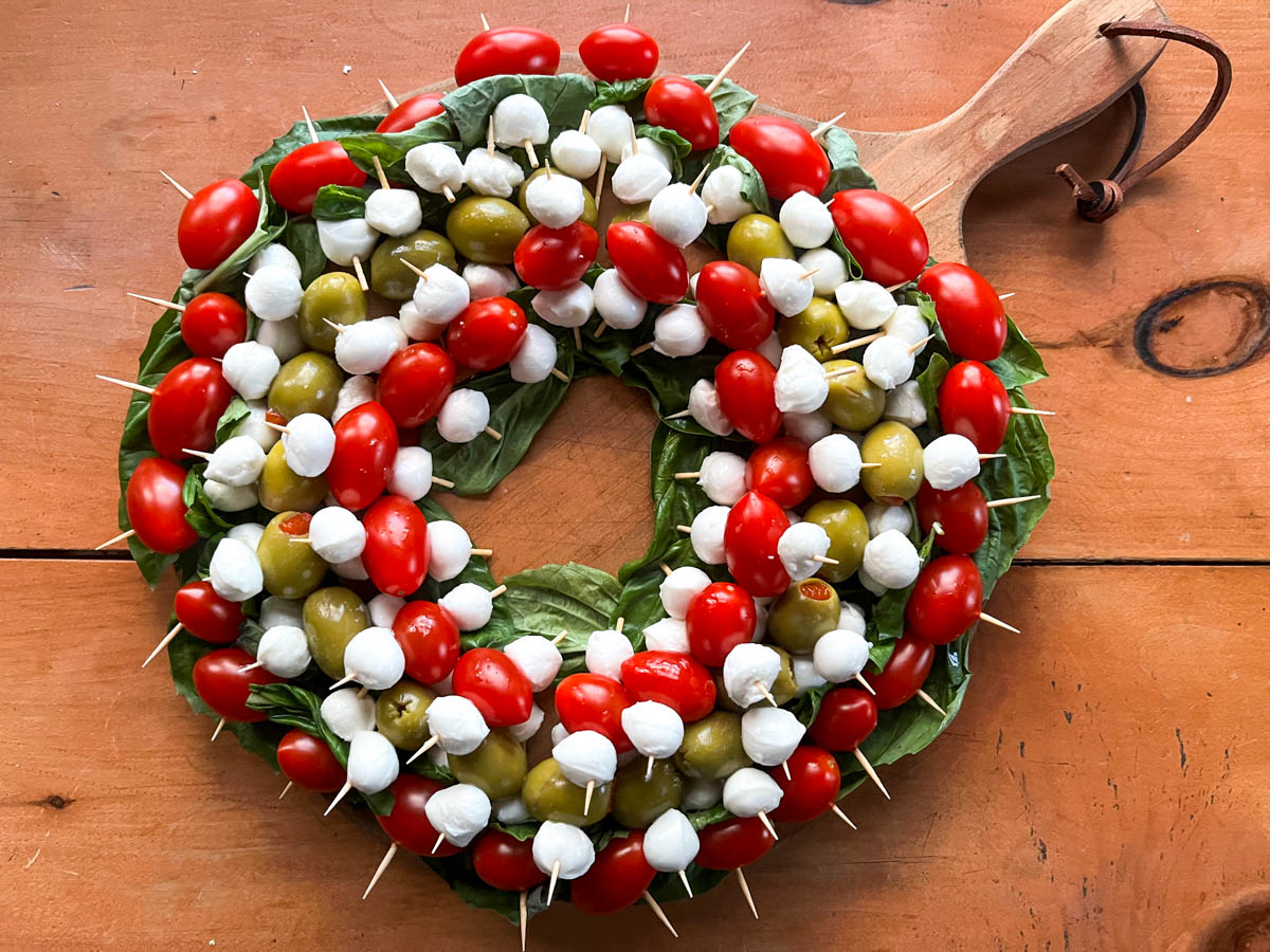 How to Create a Caprese Christmas Wreath Charcuterie Board - Amazing ...
