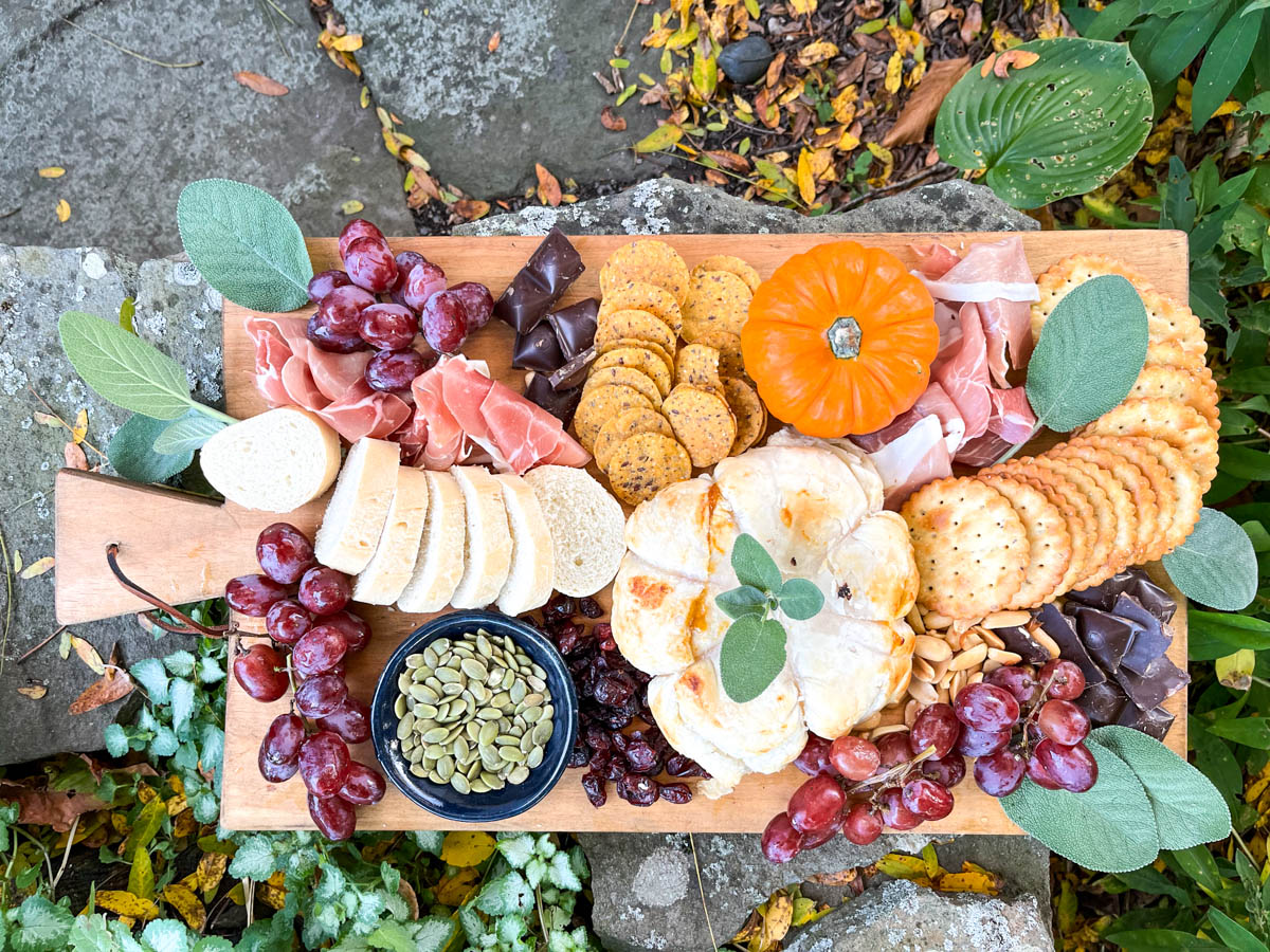 How to Make a Fall Baked Brie Pumpkin Charcuterie Board - Amazing ...
