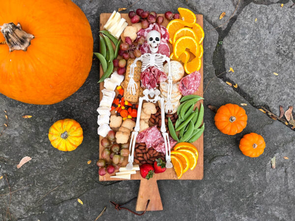 How to Make a Skeleton Halloween Charcuterie Board - Amazing ...